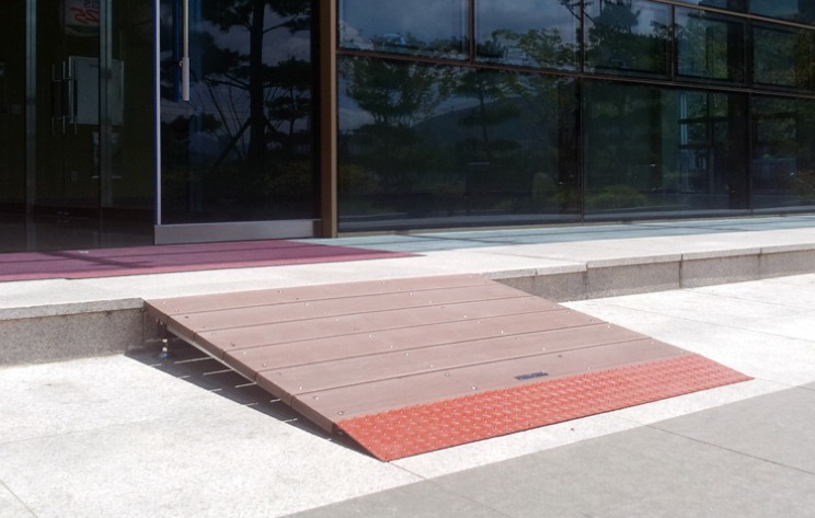 휠체어 진입용 경사로(장애인 편의시설-임시 경사로) 제품소개 - 제품소개/시공사례 - 주식회사 지엠테크노(GM-TECHNO CO ...