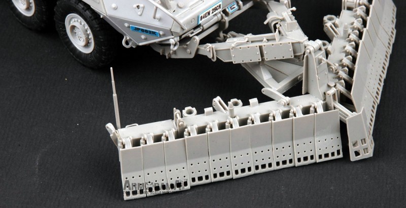 M1132 Stryker Engineer Squad Vehicle w/LWMR-Mine Roller/SOB #01574 [1/ ...