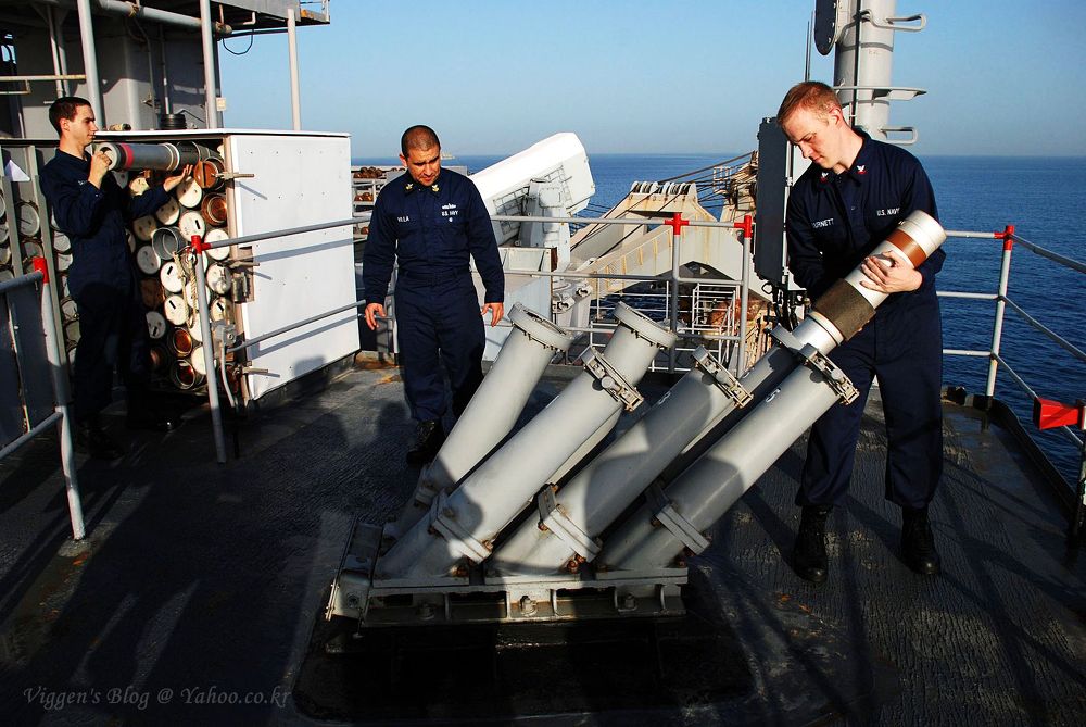 MK 36 SRBOC 함정방어용 채프/디코이 발사 순간 - ………해상 무기/장비 - Daum 밀리터리 매니아