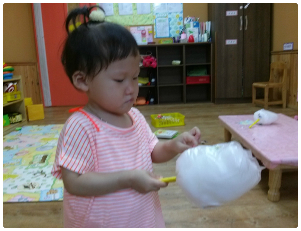 자유놀이활동-솜사탕 만들기,주스따르는 흉내내기,음식 그림 종이에 끼적이기 등 - 새싹반 - 가좌 아트엔짐