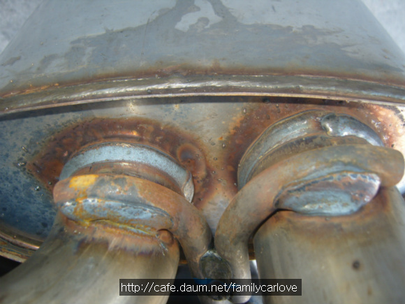 자동차 머플러 탈착하여 머플러 코팅하는 쉐보레 트랙스 차량 대우 자동차 정비 일산패밀리카 자동차10년타기착한정비센터 정발산점