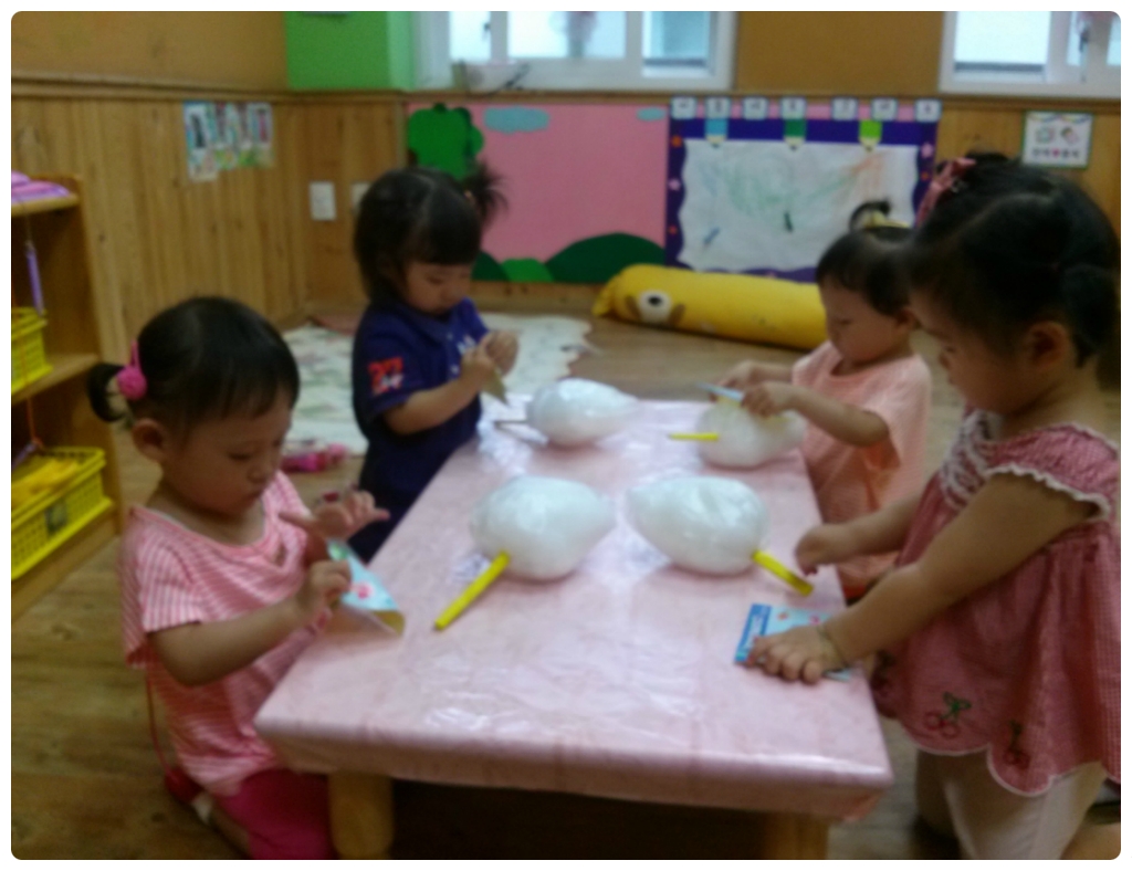 자유놀이활동-솜사탕 만들기,주스따르는 흉내내기,음식 그림 종이에 끼적이기 등 - 새싹반 - 가좌 아트엔짐