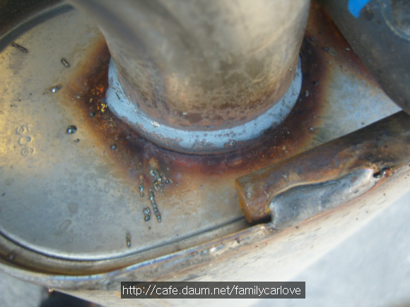 자동차 머플러 탈착하여 머플러 코팅하는 쉐보레 트랙스 차량 대우 자동차 정비 일산패밀리카 자동차10년타기착한정비센터 정발산점