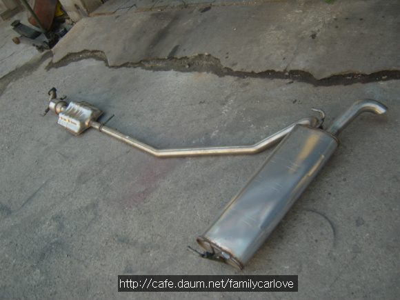 자동차 머플러 탈착하여 머플러 코팅하는 쉐보레 트랙스 차량 대우 자동차 정비 일산패밀리카 자동차10년타기착한정비센터 정발산점