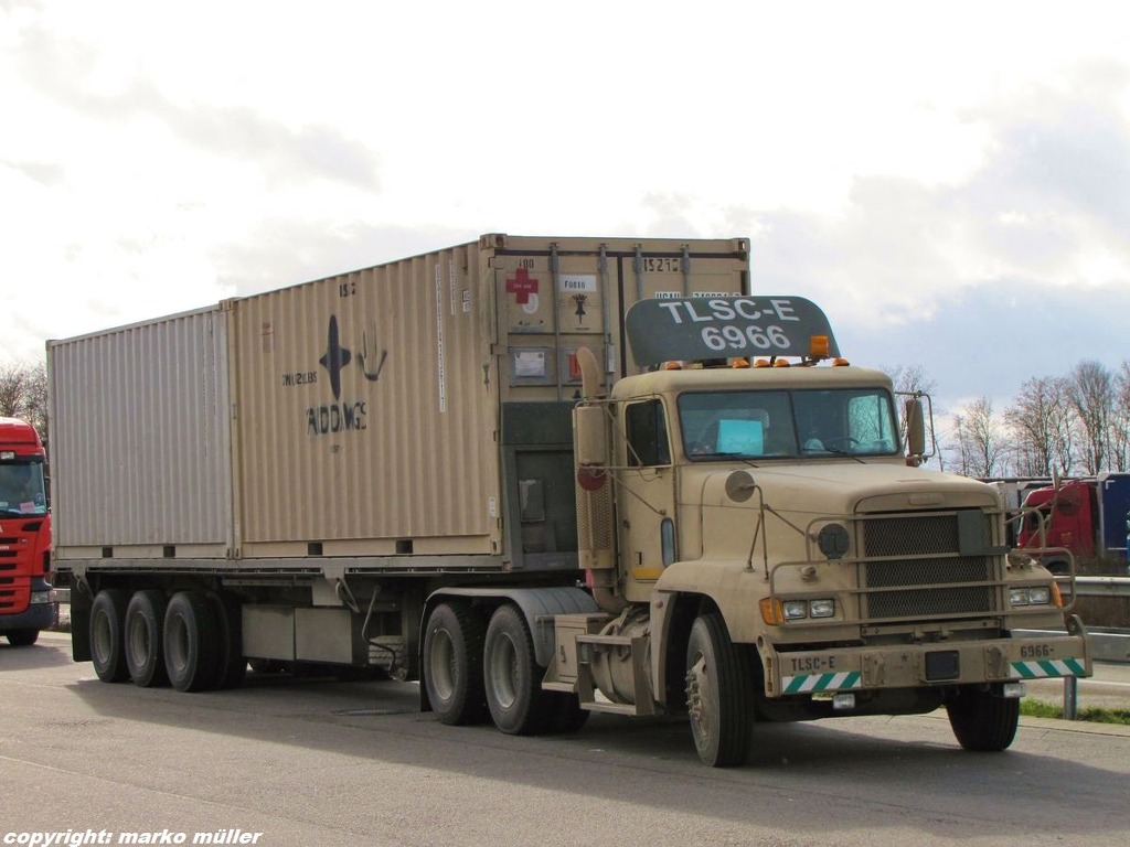 M915 Tractor with M872 Flatbed trailer & 40FT Container # 01015 [1/35th ...