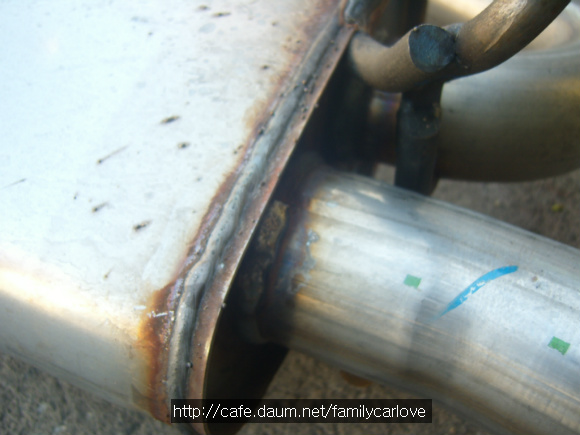 자동차 머플러 탈착하여 머플러 코팅하는 쉐보레 트랙스 차량 대우 자동차 정비 일산패밀리카 자동차10년타기착한정비센터 정발산점